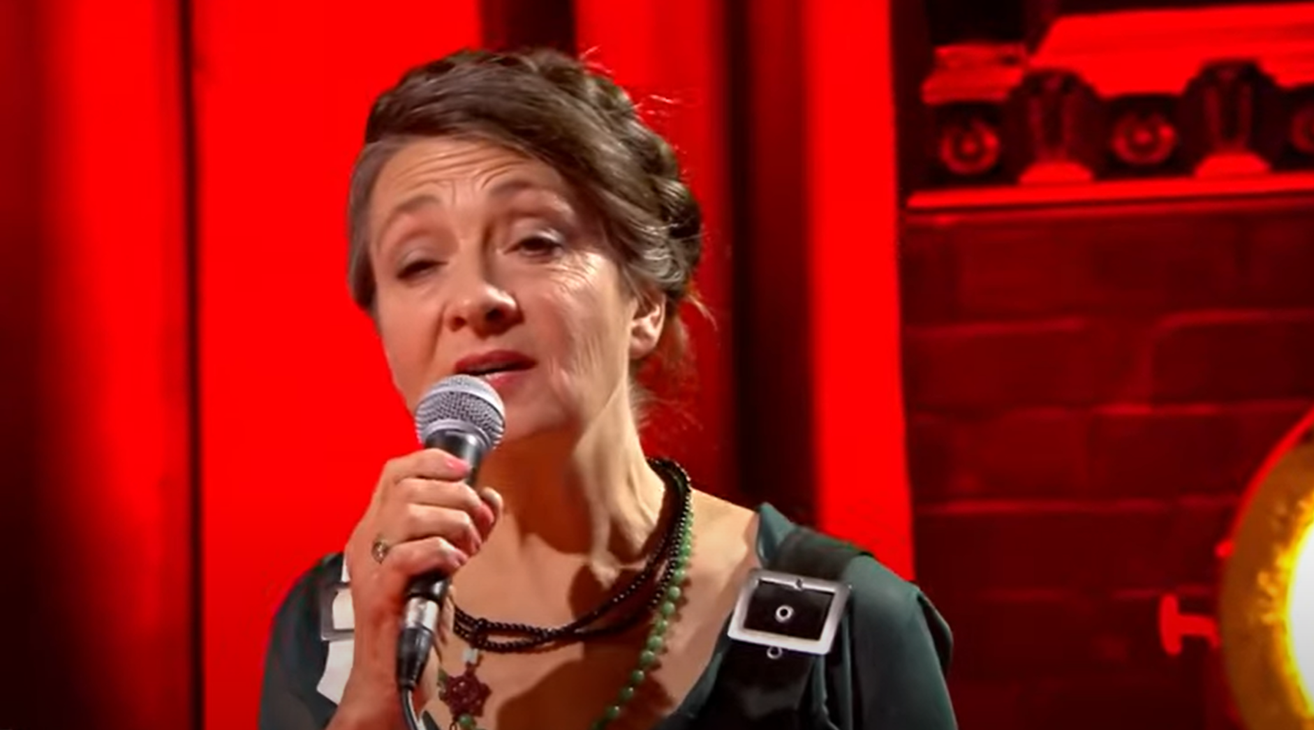 [Point de vue] Quand Macron se prend un vent par l'ancienne chanteuse ...