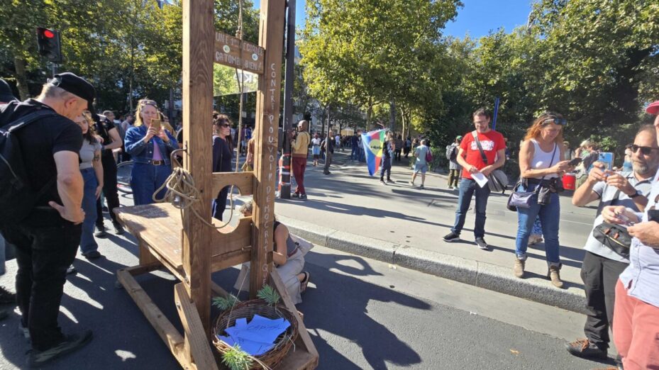 Guillotine érigée place de la Bastille : le député E. Casterman saisit ...