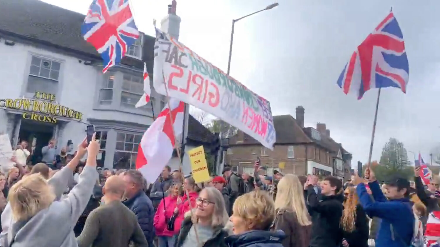 Afflux de clandestins au Royaume-Uni : les casernes du Grand Remplacement - Boulevard Voltaire