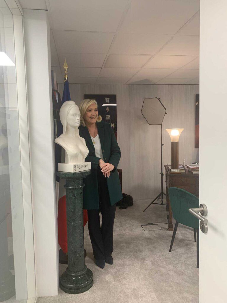 [ÉDITO] Pourquoi le buste de Bardot dédicacé trône-t-il dans le bureau ...